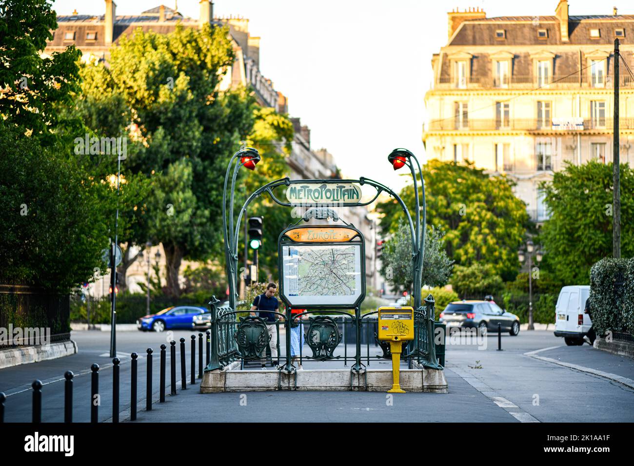 Schild mit dem U-Bahn-Logo (gelbes Symbol) vor einer pariser U-Bahn ...