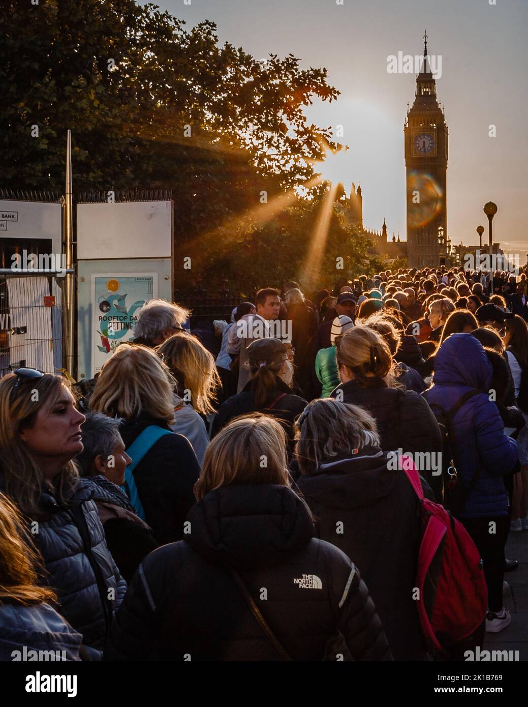 Große Schlangen bei Sonnenuntergang entlang der Westminster Bridge, die ...