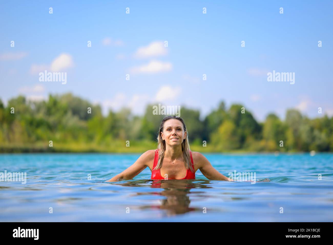 Nasser badeanzug -Fotos und -Bildmaterial in hoher Auflösung – Alamy