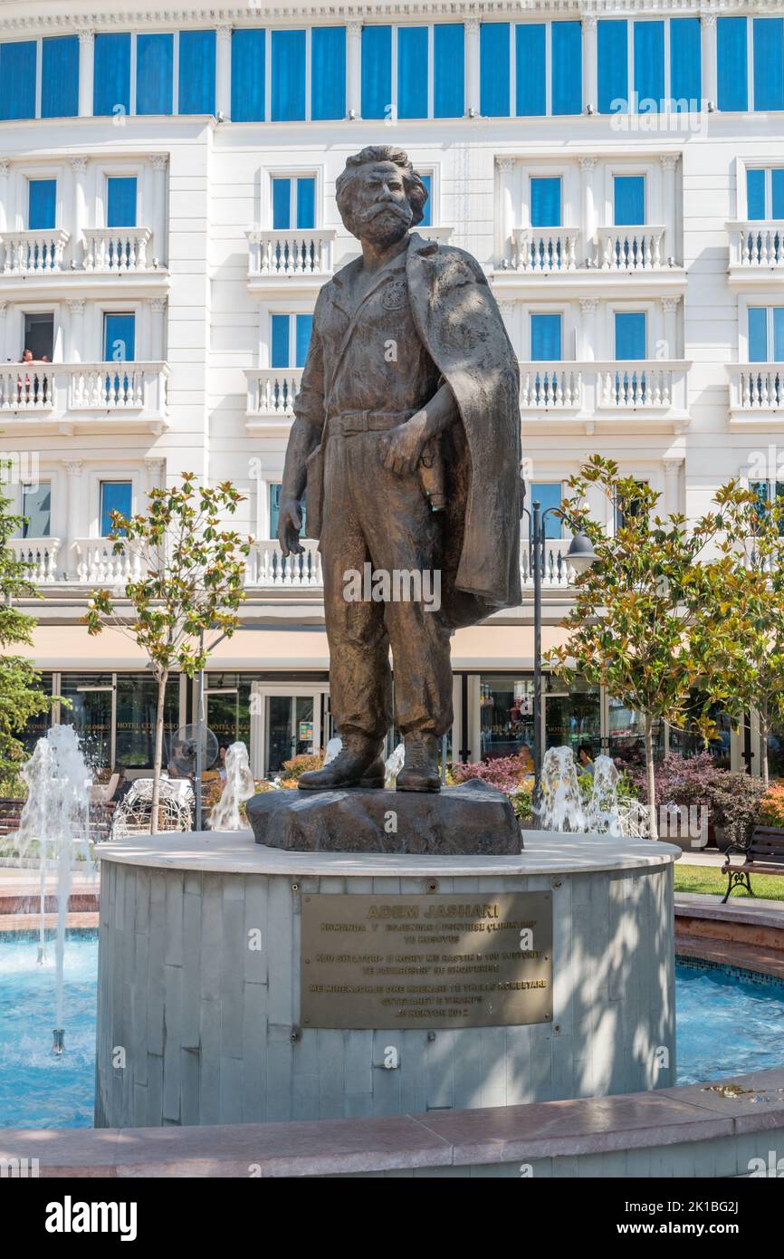 Tirana, Albanien - 4. Juni 2022: Denkmal von Adem Jashari. Jashari war ...