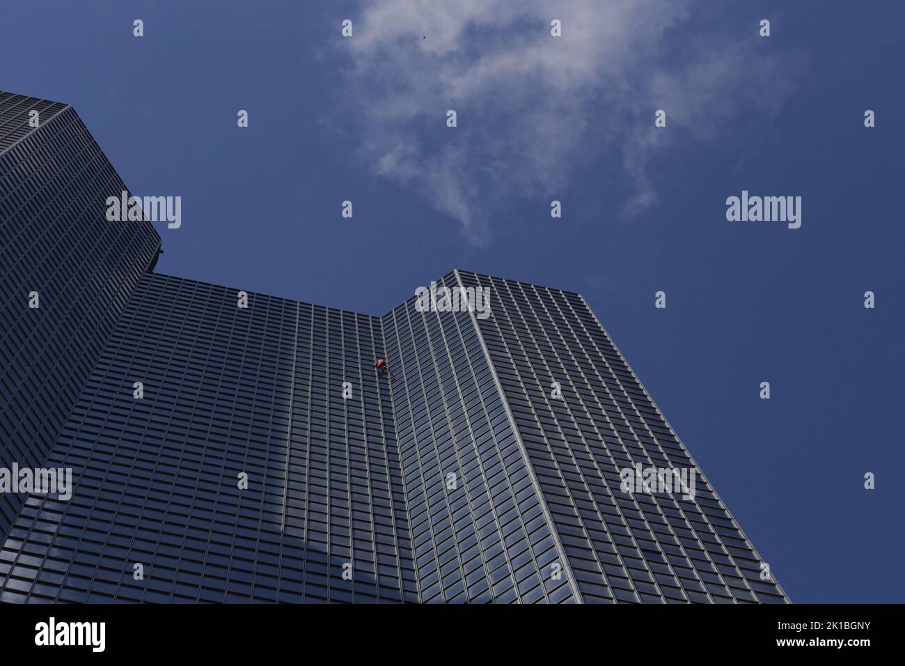 Der französische Spiderman, der Kletterer Alain Robert, besteigt den ...