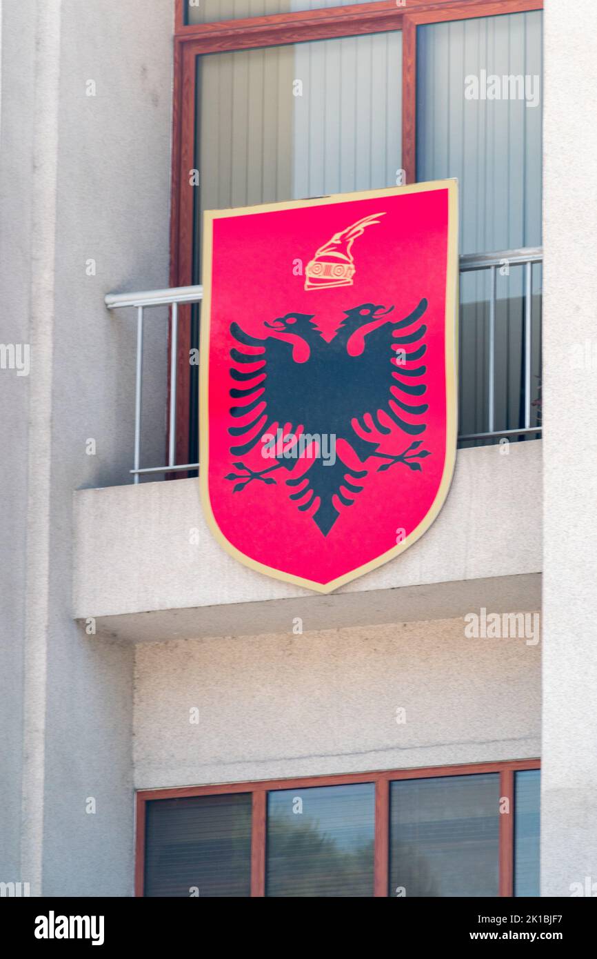 Tirana, Albanien - 4. Juni 2022: Das Wappen Albaniens (Albanisch: Stema ...