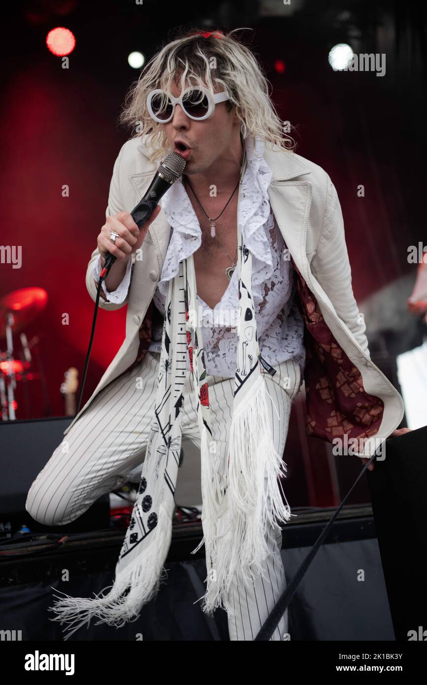 Der englische Performer Barns Courtney spielt mit seiner Band beim ...