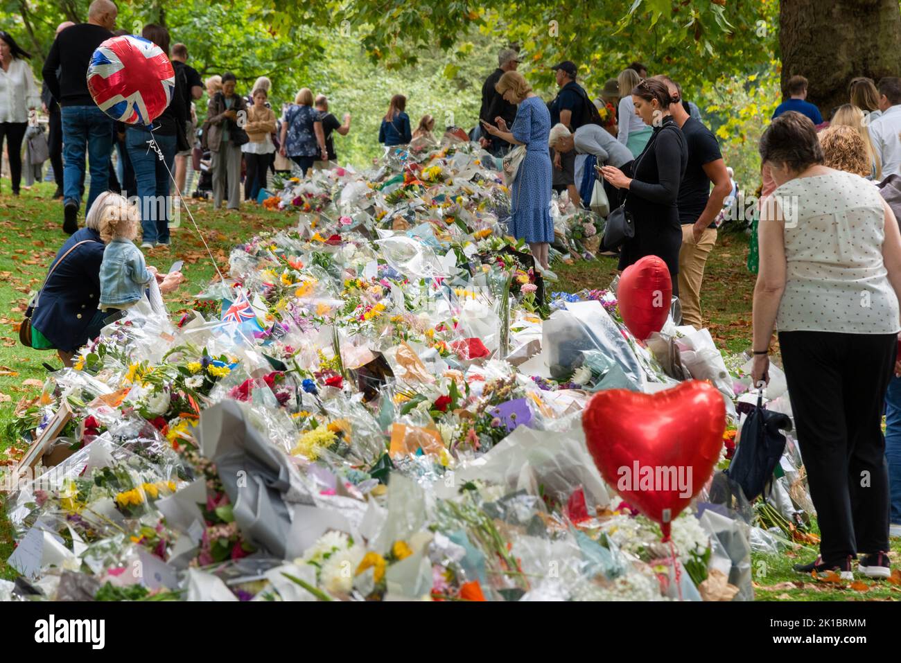 Menschen lesen Botschaften mit Blumen im Green Park nach dem Tod von ...