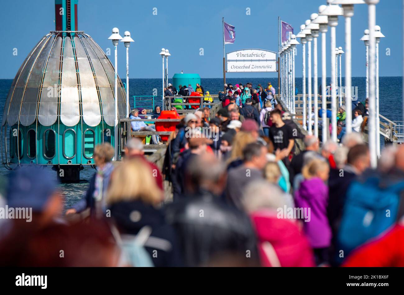 17. September 2022, Mecklenburg-Vorpommern, Zinnowitz: Touristen und ...