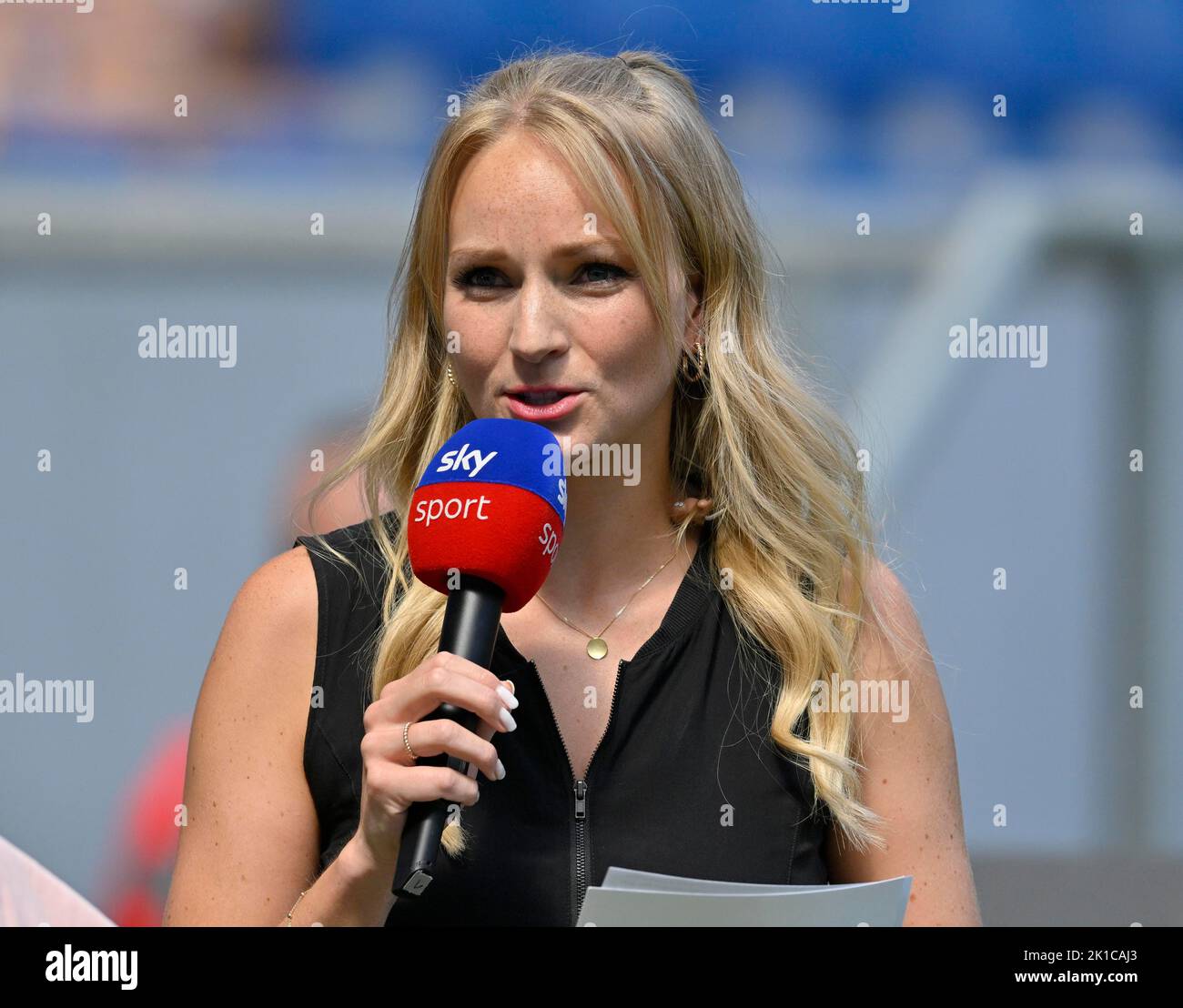 Moderatorin Sports Moderatorin SKY Katharina Kleinfeldt, Logo, Mikrofon ...