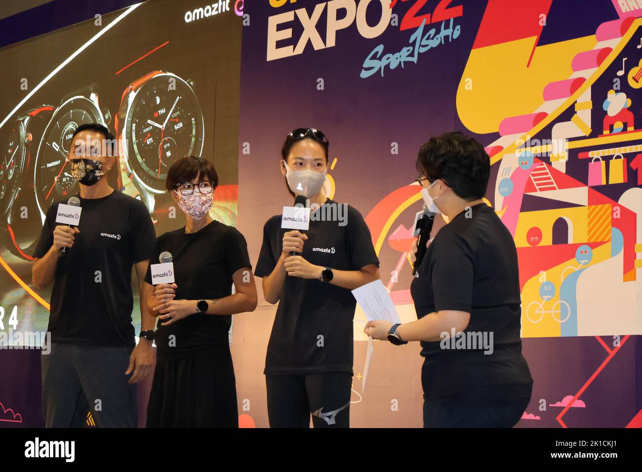 Die Lauferin Jessica Ching Siu-nga (zweite rechts) nimmt an der ...