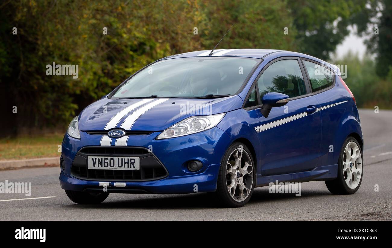 Blauer Ford Fiesta