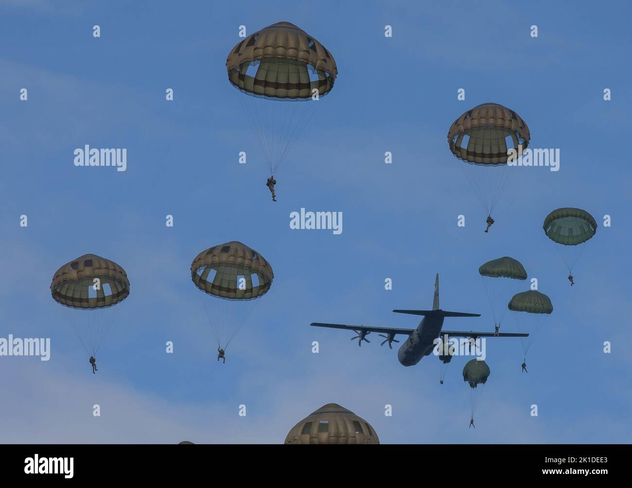 Eine Gruppe von Fallschirmjägern der US-Armee und Europas steigt ...