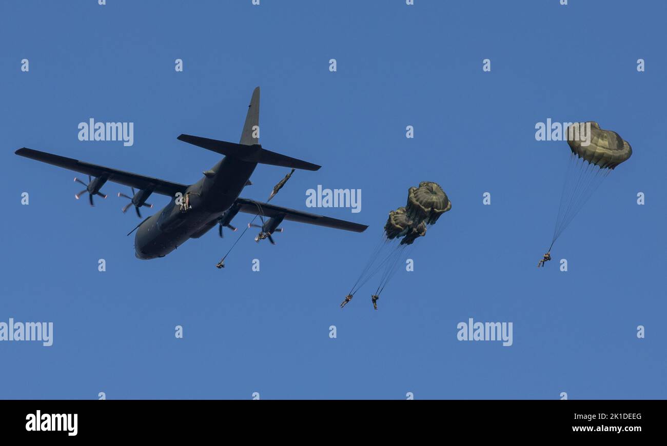 Eine Gruppe von Fallschirmjägern der US-Armee und Europas steigt ...