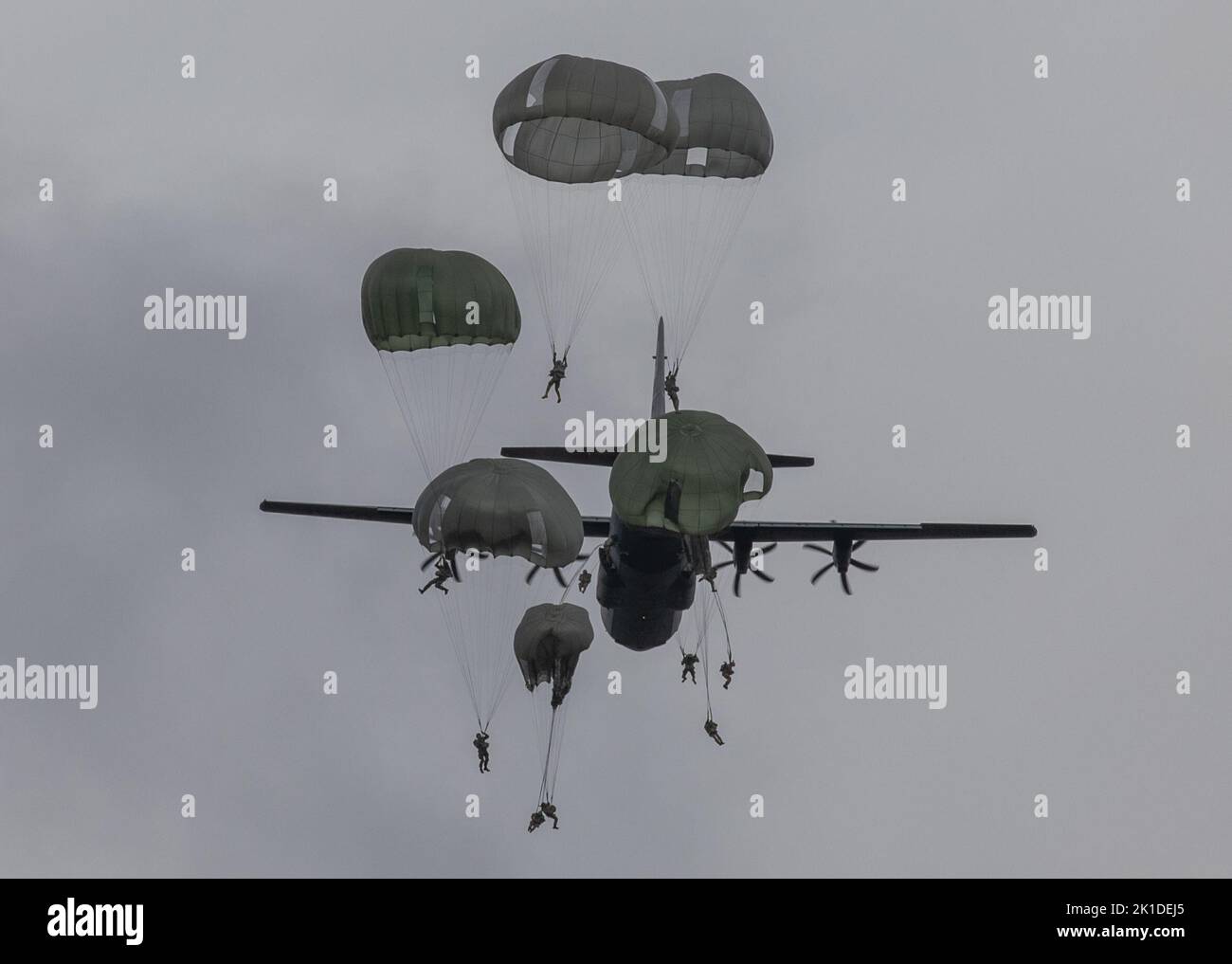 Eine Gruppe von Fallschirmjägern der US-Armee und Europas steigt ...