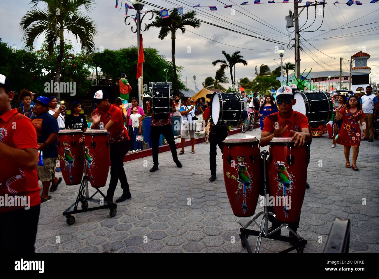 Die Guayabal Latin Band Municipal, aus El Salvador, marschiert durch ...