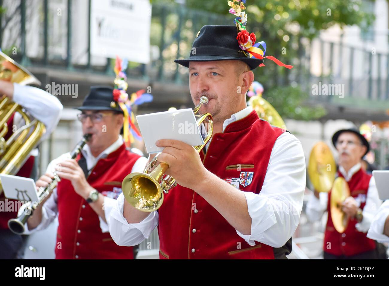 Die Marschkapelle ist auf der Fifth Ave in New York City während der ...