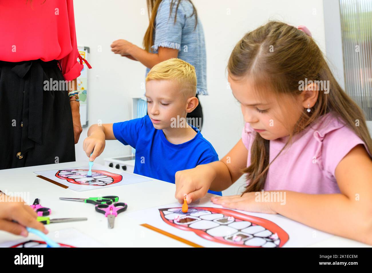 Ergotherapie bei Kindern. Gruppe von Kindern, die mit ihrem Therapeuten ...
