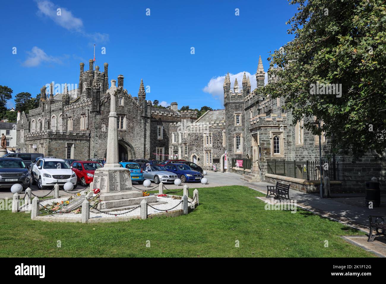 Das Kriegsdenkmal in Abbey Place, Tavistock. Gesehen mit der Guildhall ...