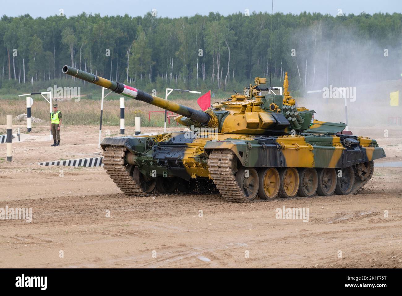 ALABINO, RUSSLAND - 19. AUGUST 2022: Tank T-72B3 der tadschikischen ...
