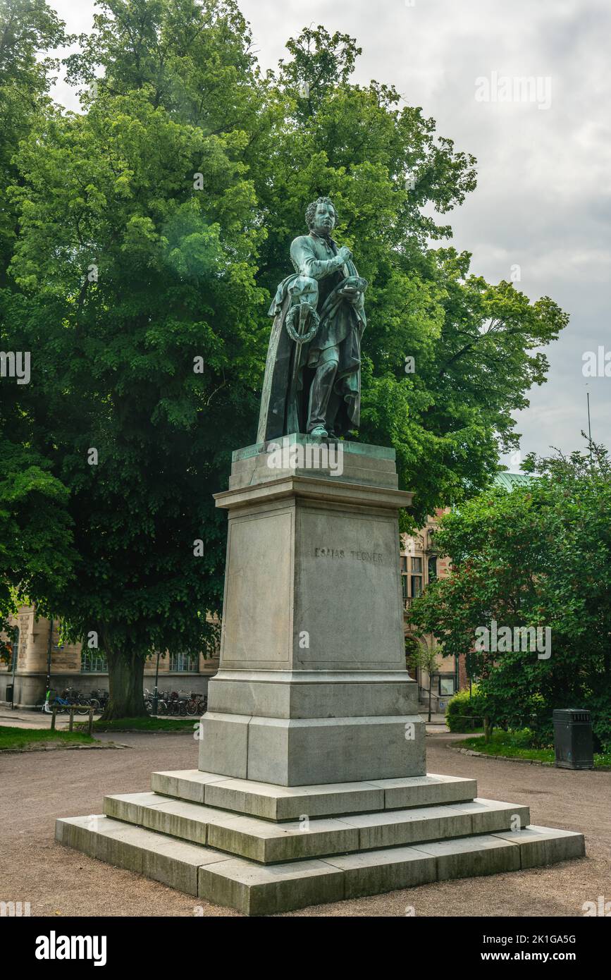 Eine vertikale Aufnahme der Statue von Esaias Tegner in Lund, Schweden ...