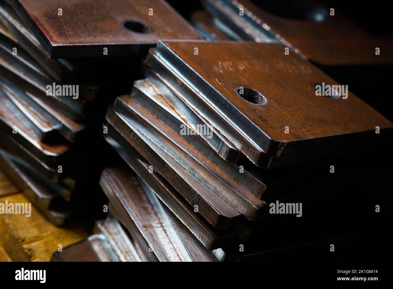 Stapel von Metallplatten mit Löchern im Werkslager Stockfotografie - Alamy