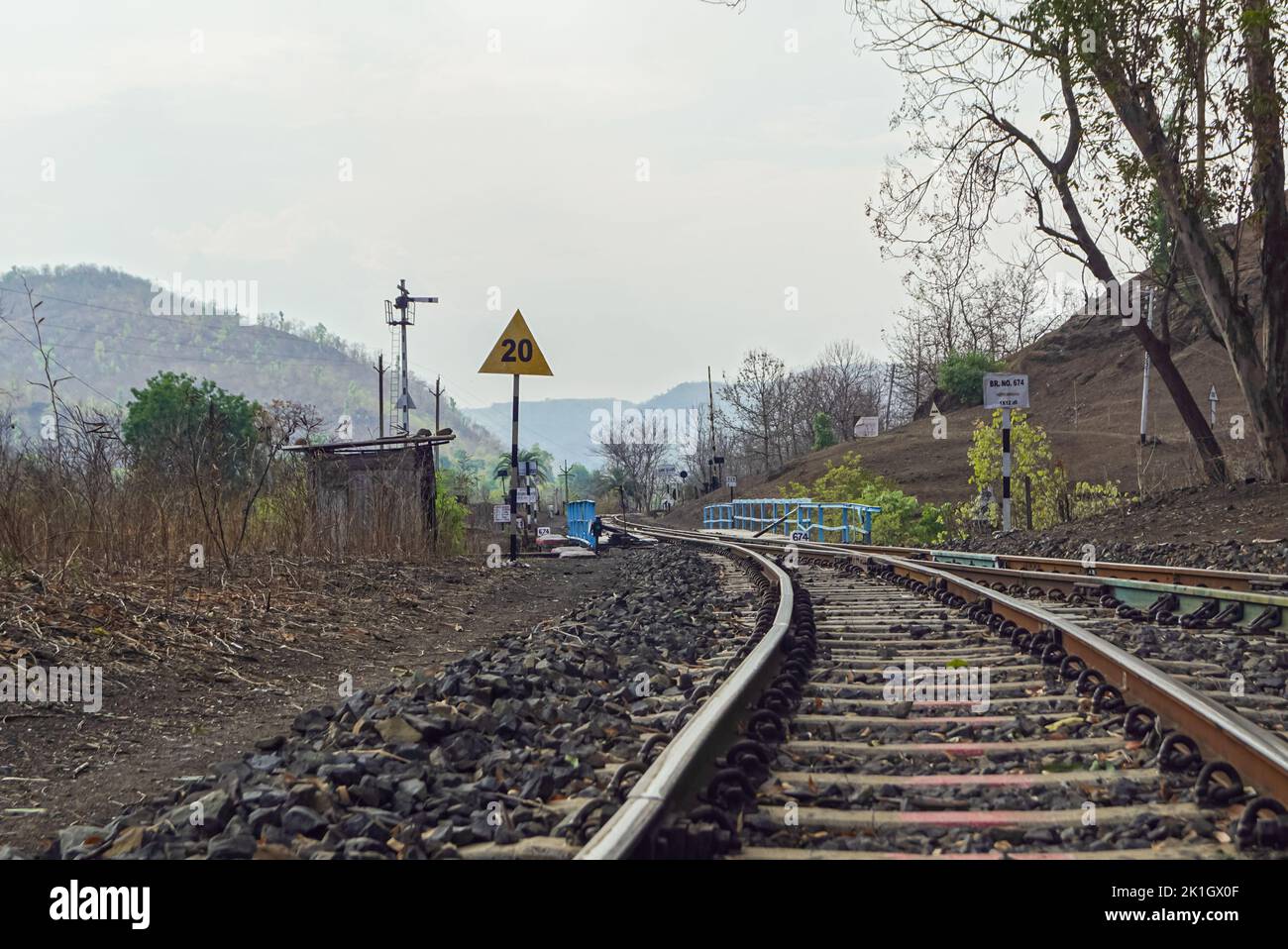 Eine malerische Aussicht auf die Bergstation und die Eisenbahnstrecke ...