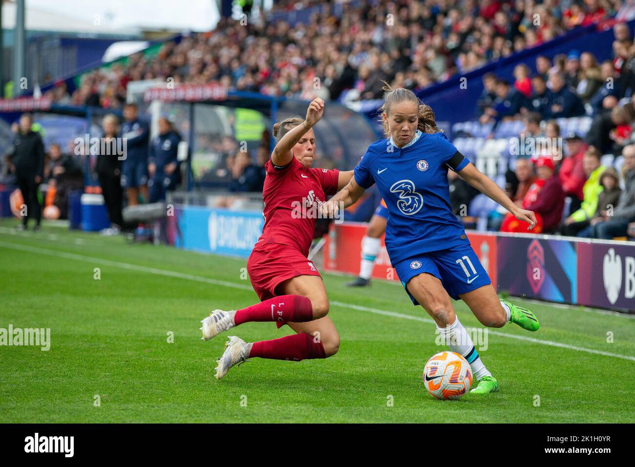 Gill Flaherty #25 von Liverpool Women tackles Guro Reiten #11 von ...