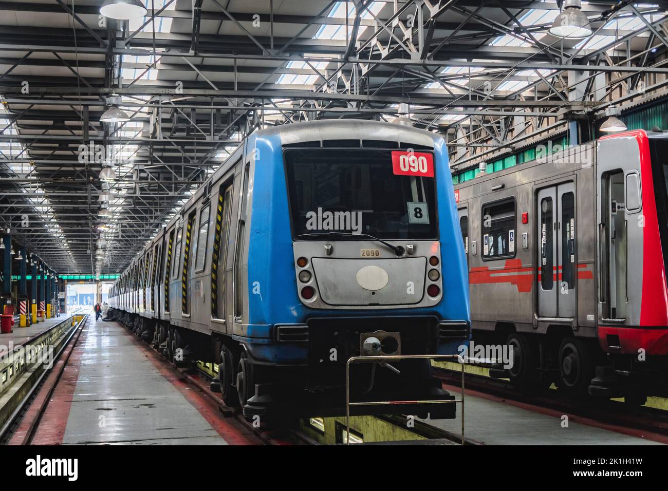 Santiago, Chile - Juli 2022: Ein Zug der Metro de Santiago an einem U ...