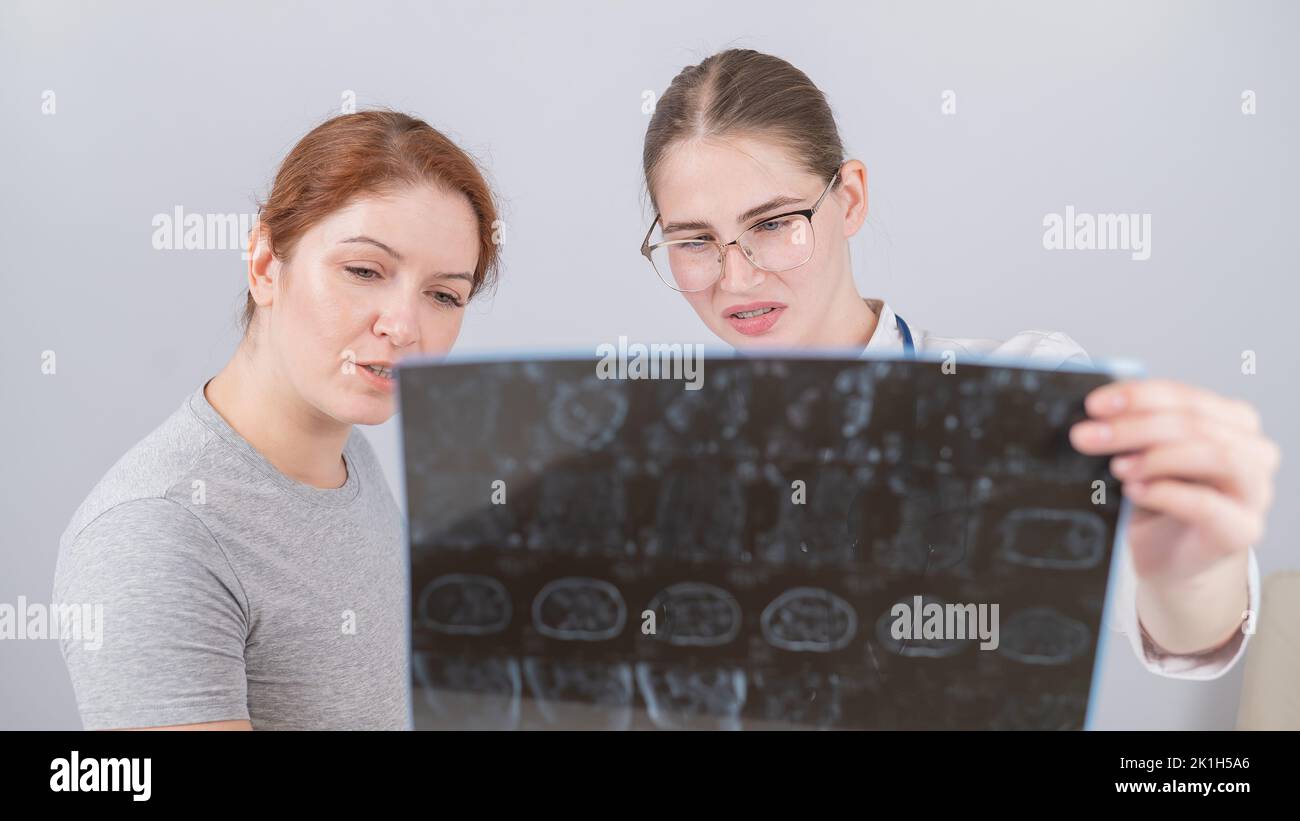 Ärztin erklärt der Patientin die mrt der inneren Organe Stockfotografie ...