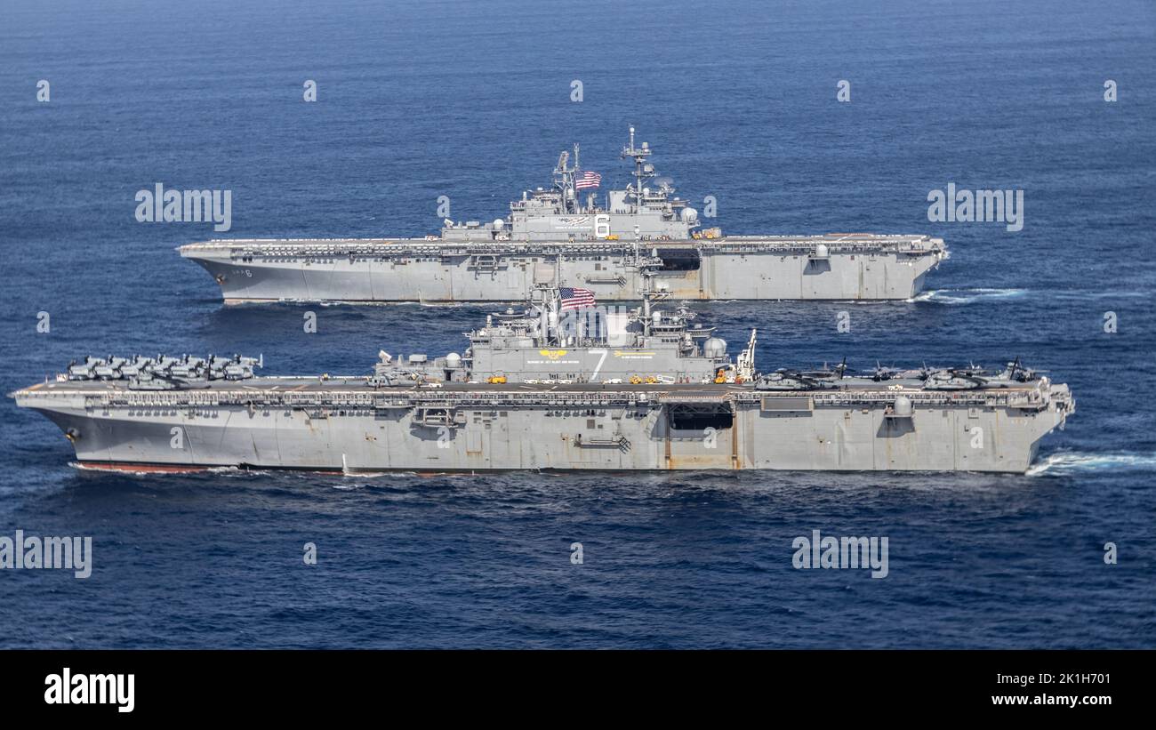 Der amphibische Angriffsträger USS Tripoli (LHA 7) segelt mit dem ...