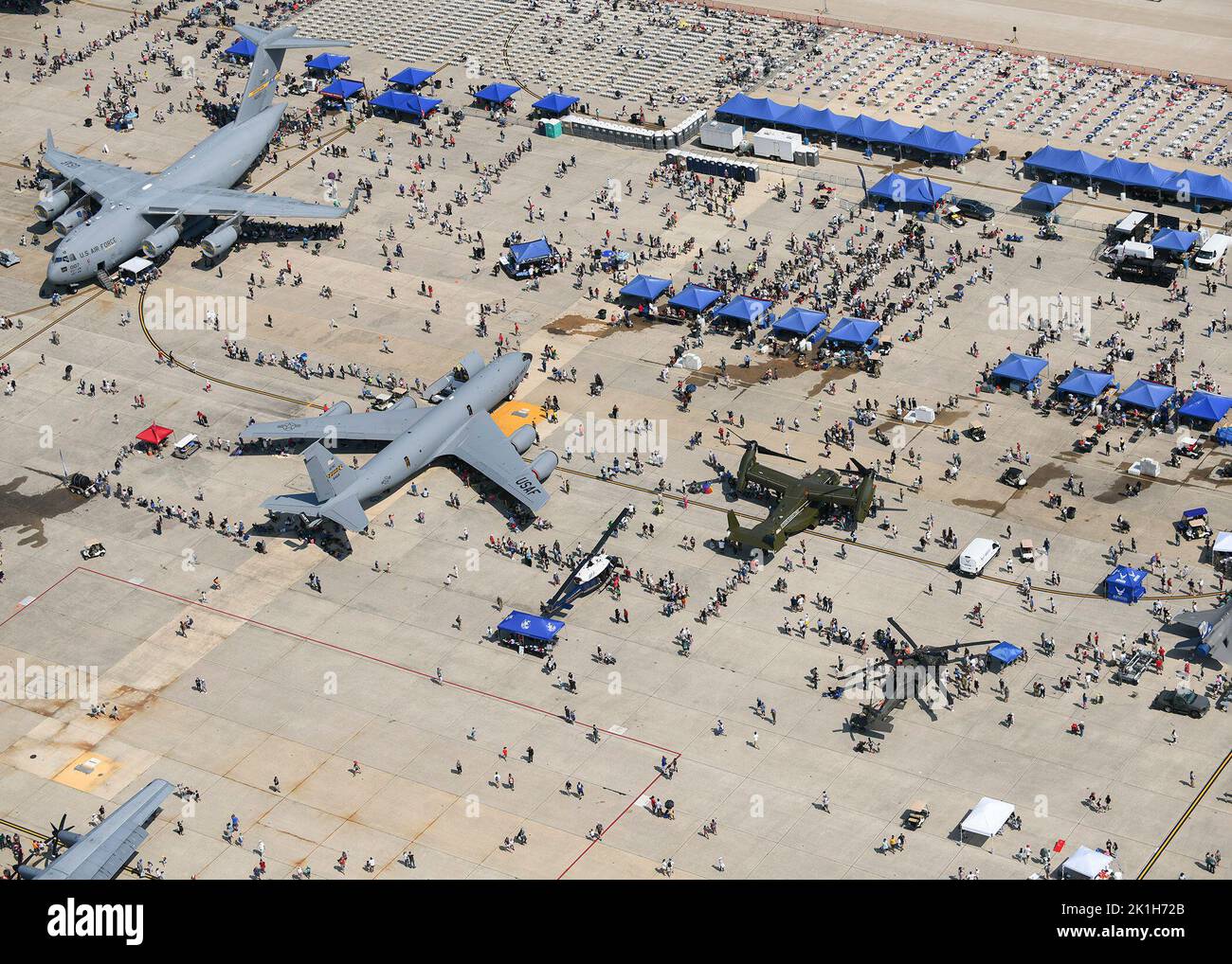 Die Teilnehmer besuchen die Joint Base Andrews 2022 Air and Space Expo ...