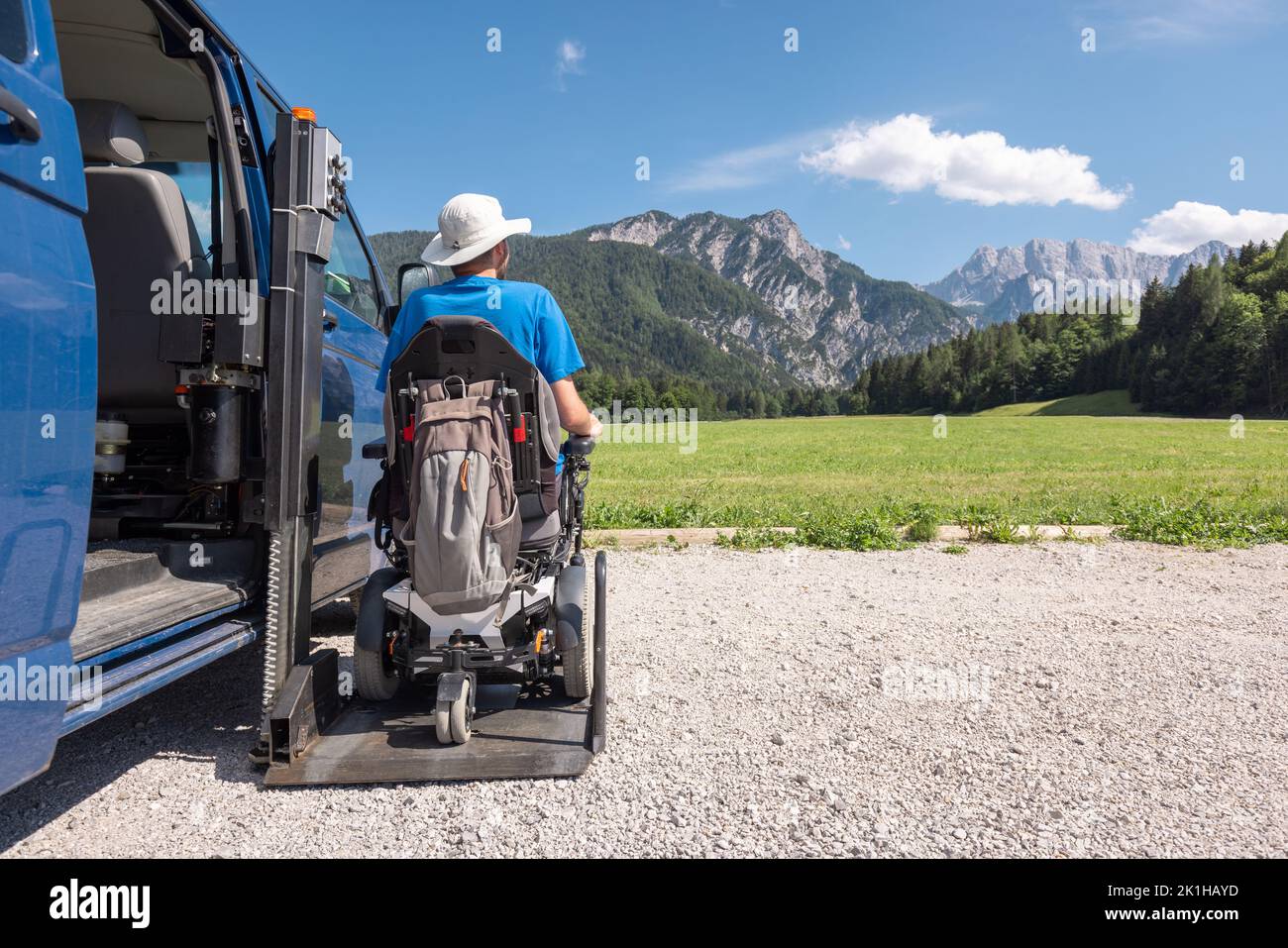 Barrierefreies Auto mit Rollstuhllift-Rampe für Menschen mit ...