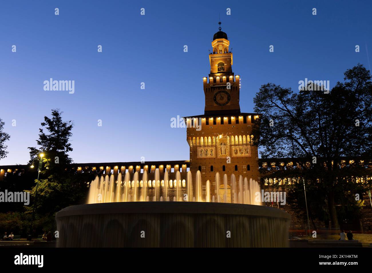 Mailand, Italien - 18. September 2022: Dämmerung auf der Piazza ...