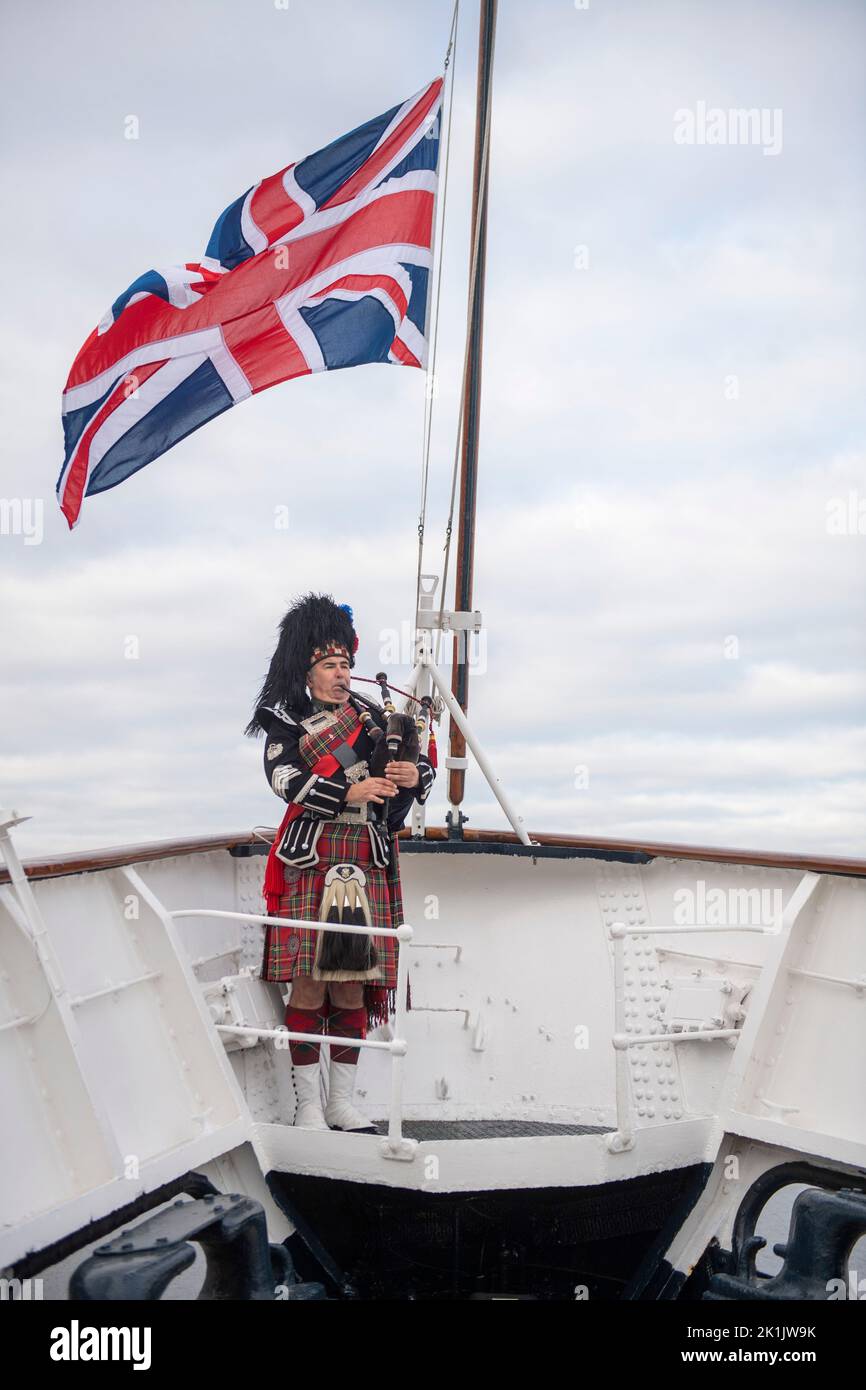 Ein Dudelsackspieler spielt an Bord der Royal Yacht Britannia, die vor ...