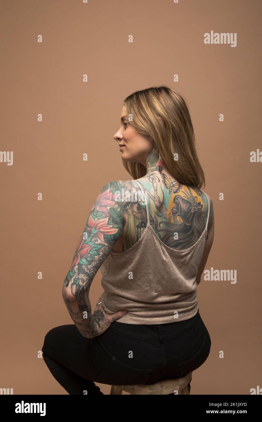 Tätowiert Zurück Fotos Und Bildmaterial In Hoher Auflösung Alamy