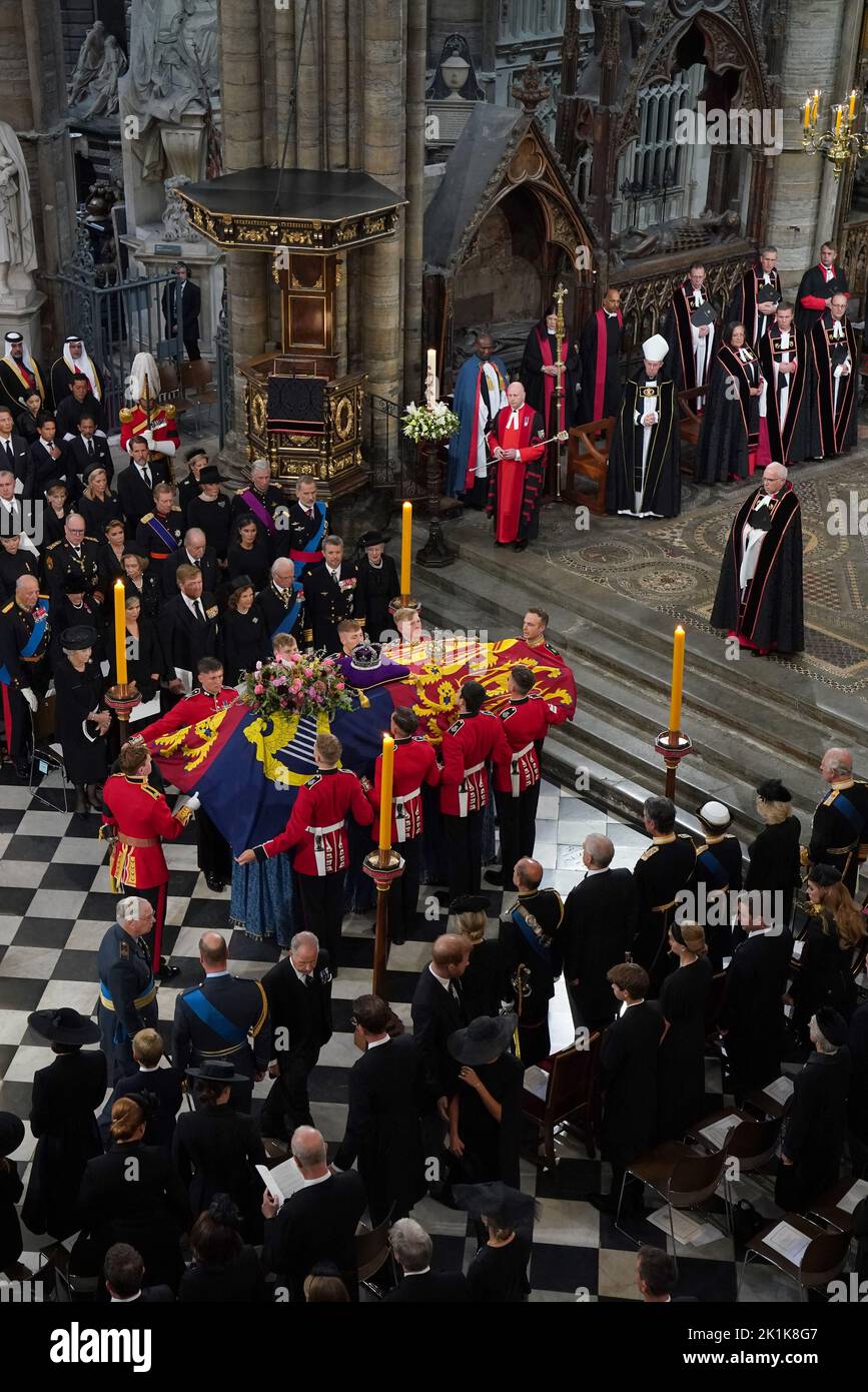 Der Sarg befindet sich in der Nähe des Altars auf dem Staatsfuneral von ...