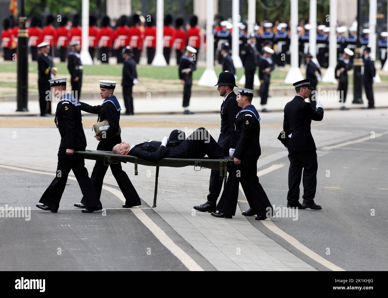 Bei der Beerdigung der Queen, Westminster Abbey, London, bricht ein ...