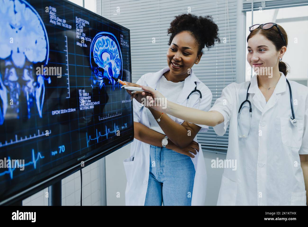 Das Team einer Ärztin überprüft die Scan-Ergebnisse und schaut sich ...