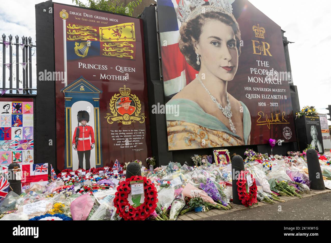 Belfast, Großbritannien. 19. September 2022. Floral Tributes are left ...