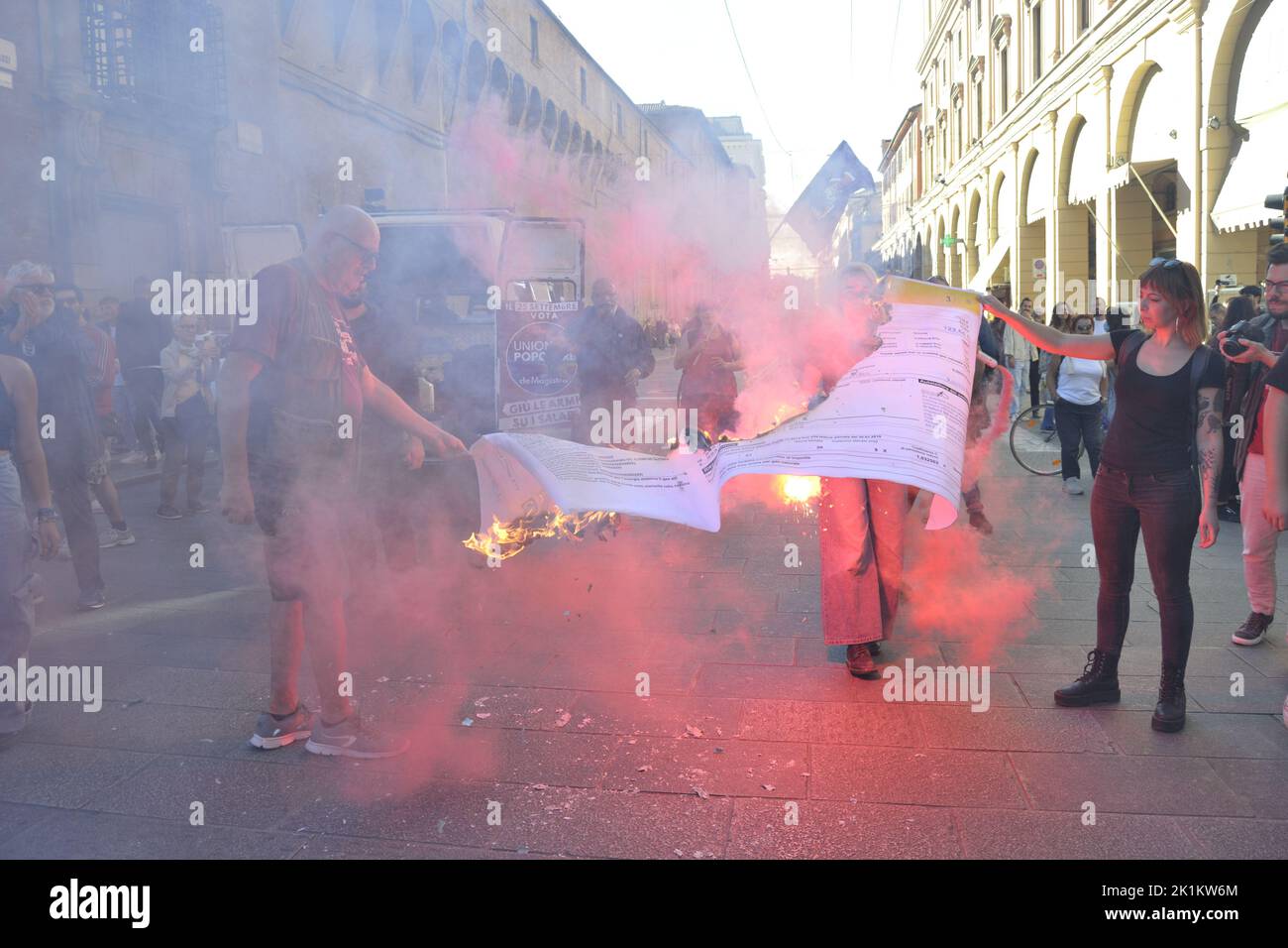 Bologna, Italien, Italien. 18. September 2022. Marsch in Bologna gegen ...