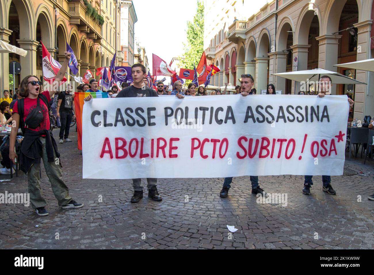 Bologna, Italien, Italien. 18. September 2022. Marsch in Bologna gegen ...