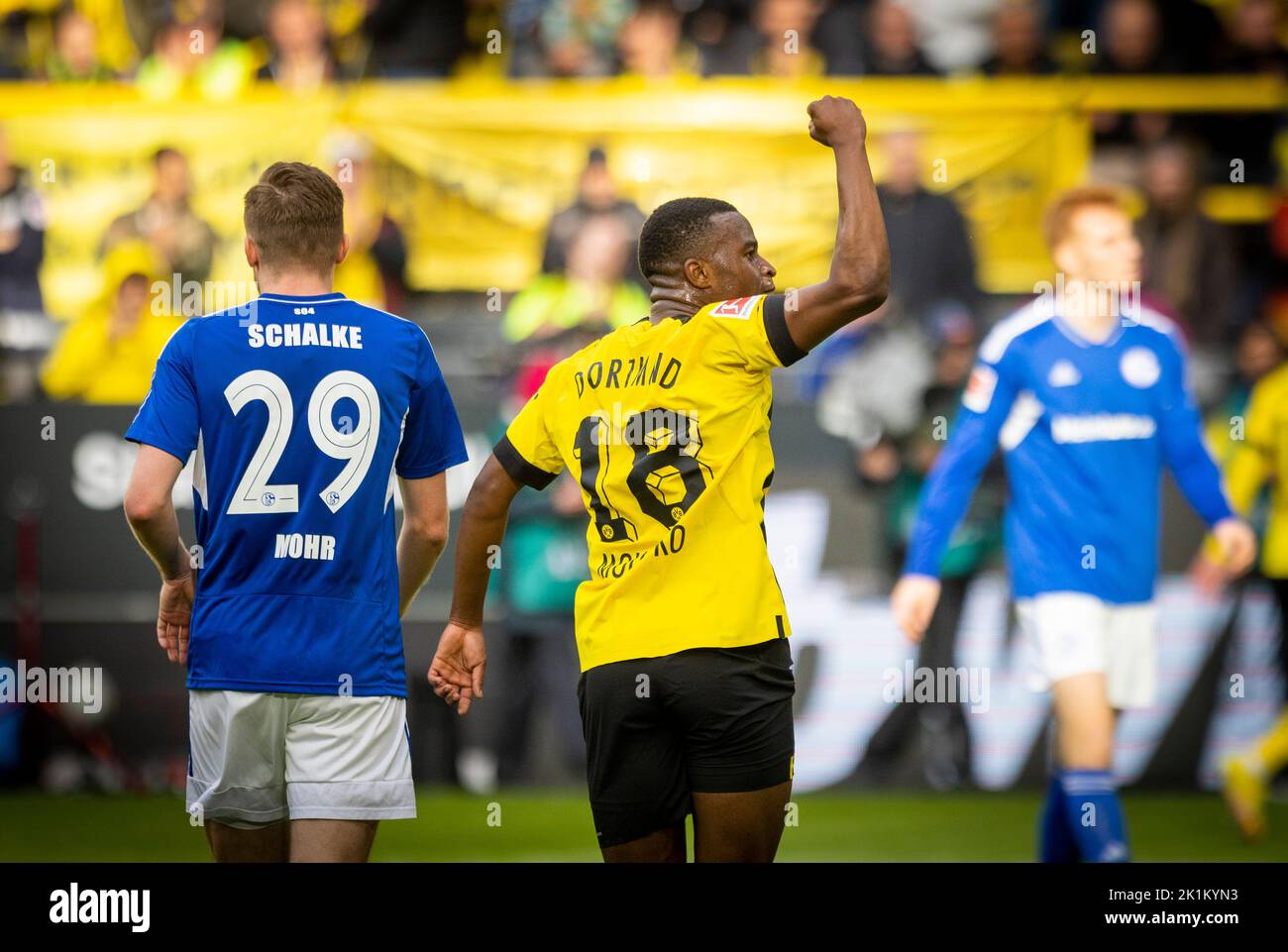 Jubel: Youssoufa Moukoko (BVB), Tobias Mohr (S04) Borussia Dortmund ...