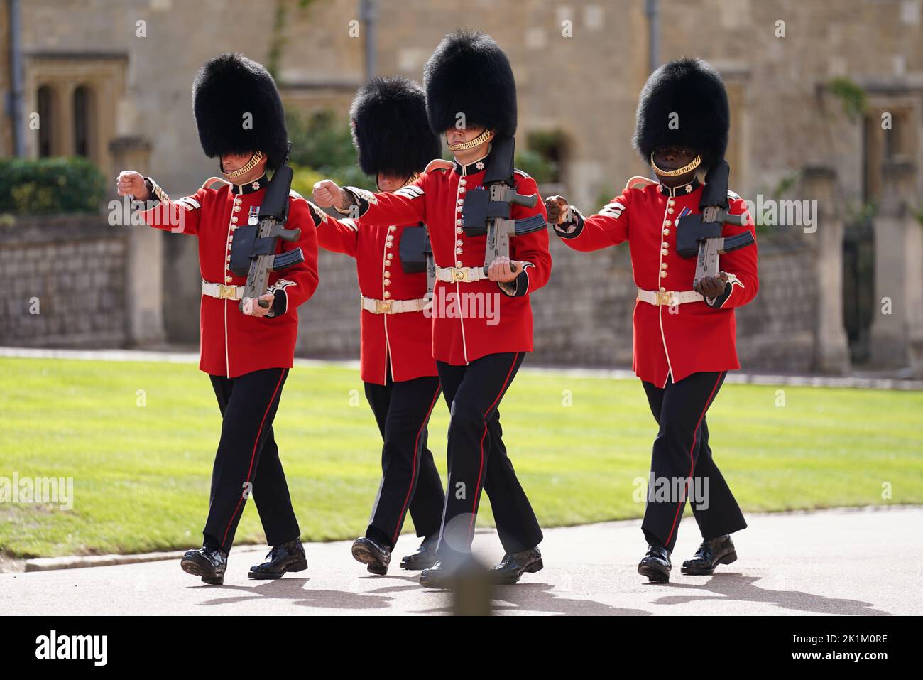 Soldaten der Grenadier Guards beim Einbindungsservice für Königin ...