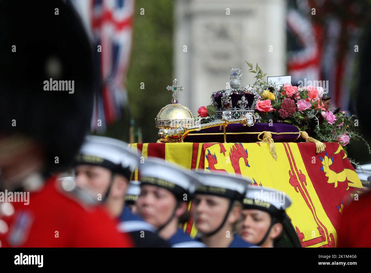 Im Bild: Die Staatskrone, die Kugel und das Zepter auf dem Sarg Ihrer ...