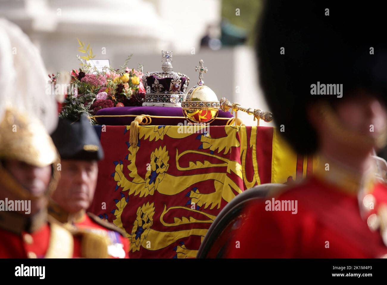 Im Bild: Die Staatskrone, die Kugel und das Zepter auf dem Sarg Ihrer ...