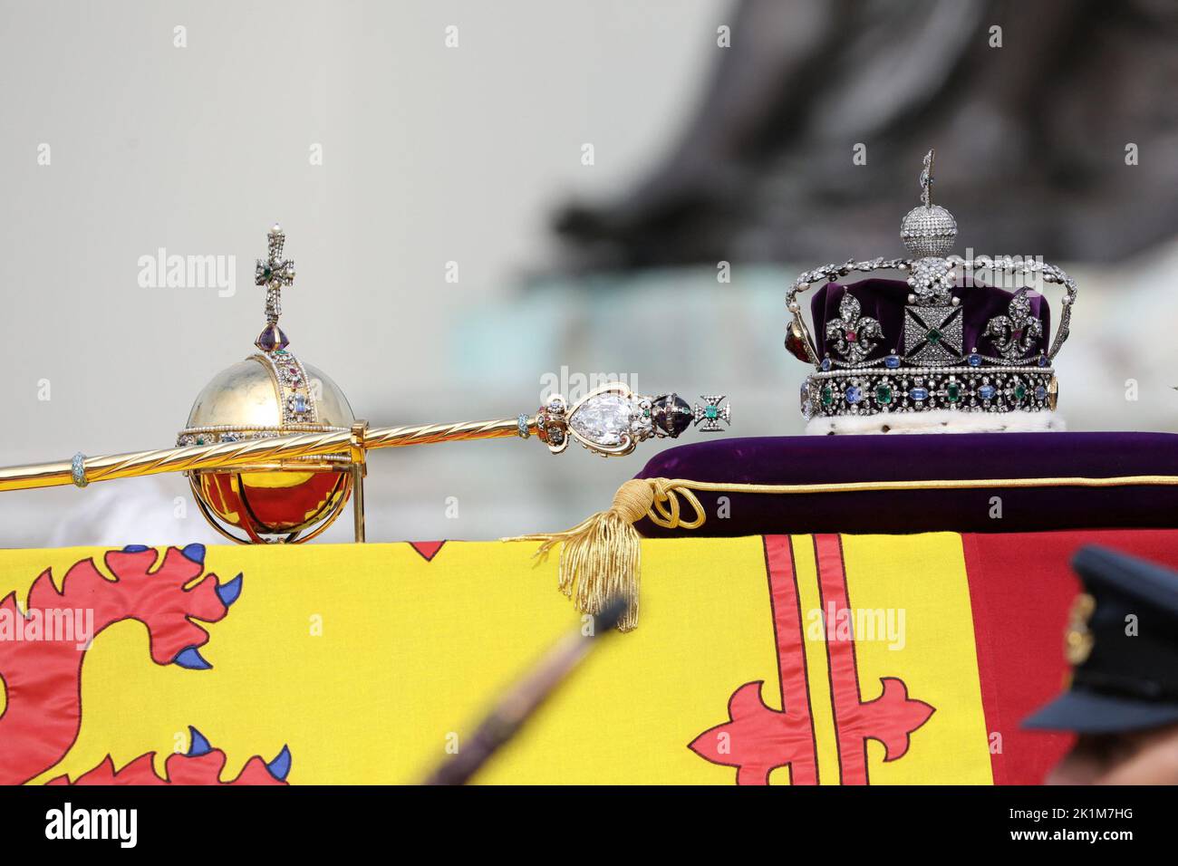 Im Bild: Die Staatskrone, die Kugel und das Zepter auf dem Sarg Ihrer ...