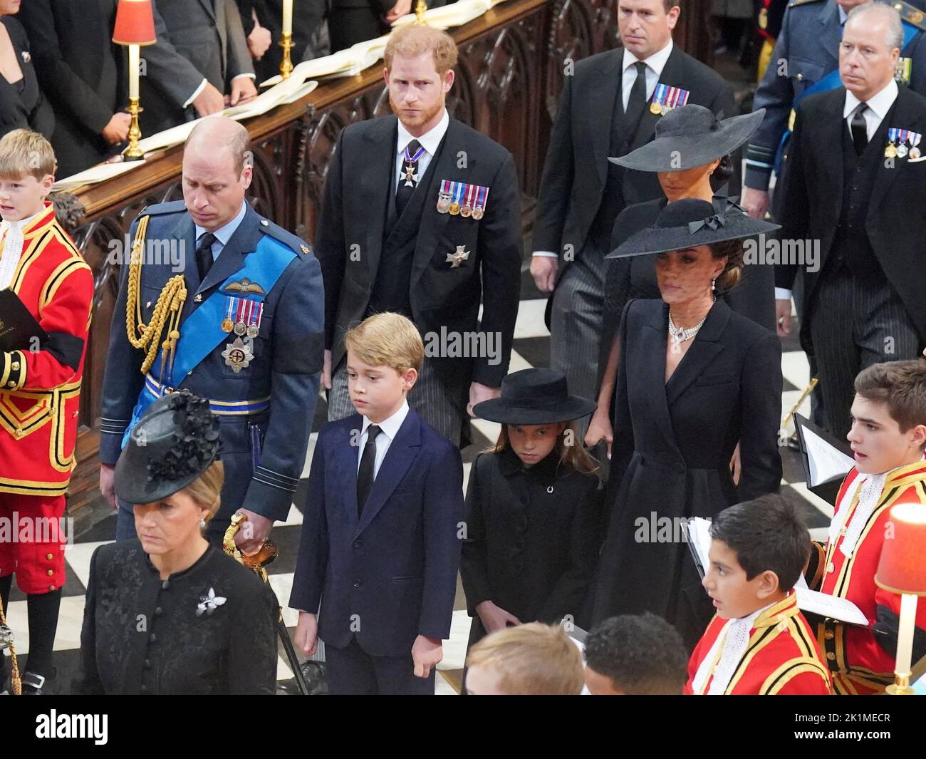 Mitglieder der königlichen Familie (von links nach rechts, von vorne ...
