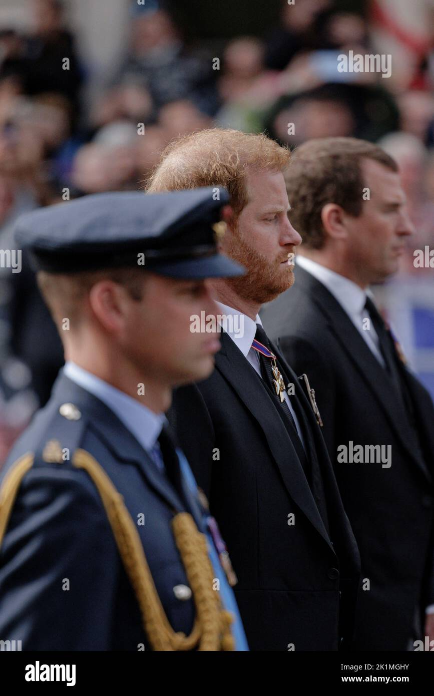 LONDON, ENGLAND - 19. SEPTEMBER: Prinz Harry (Mitte) und Prinz William ...