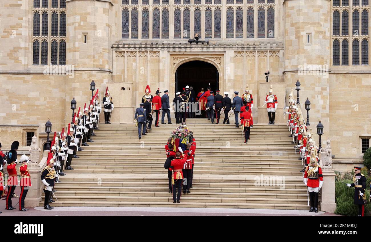 Der Sarg der Königin kommt vor der St. George's Kapelle im Schloss ...