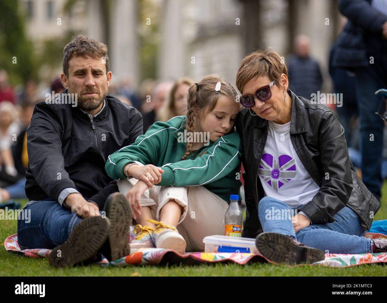 (Von links) Jonny Coen mit seiner Tochter Daisy Coen 12 und seiner Frau Joanne Coen sehen sich ...