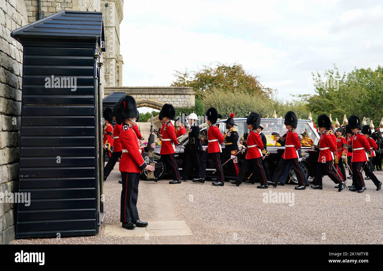 Soldaten der Grenadier Guards begleiten das State Hearse, während es ...