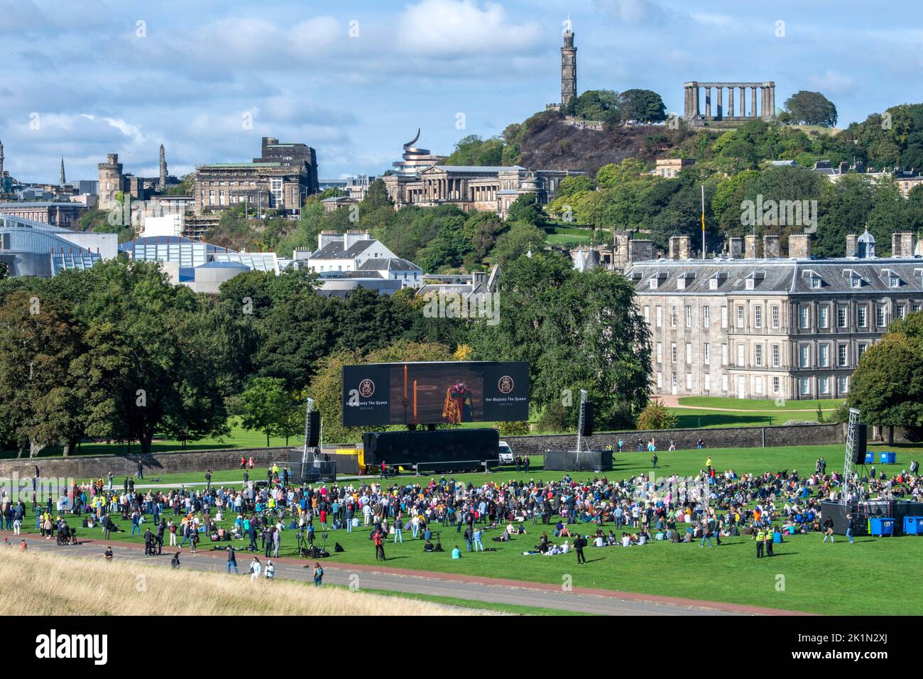 Mitglieder der Öffentlichkeit sehen das Staatsfuneral von Queen ...