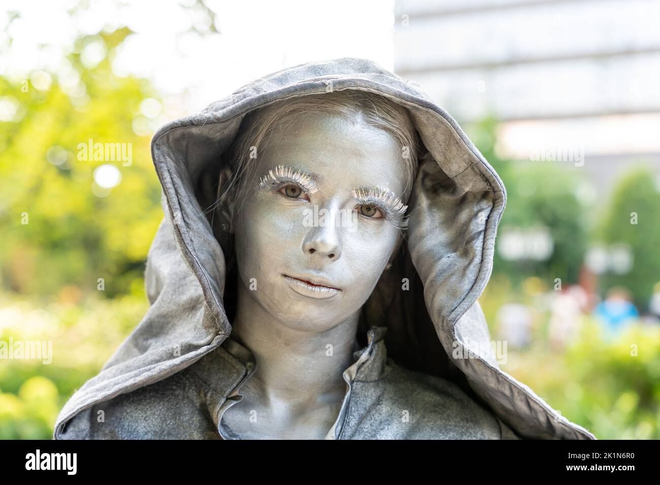 Timisoara, Rumänien - 04. September 2022: Frau im Maskenkostüm, die ...
